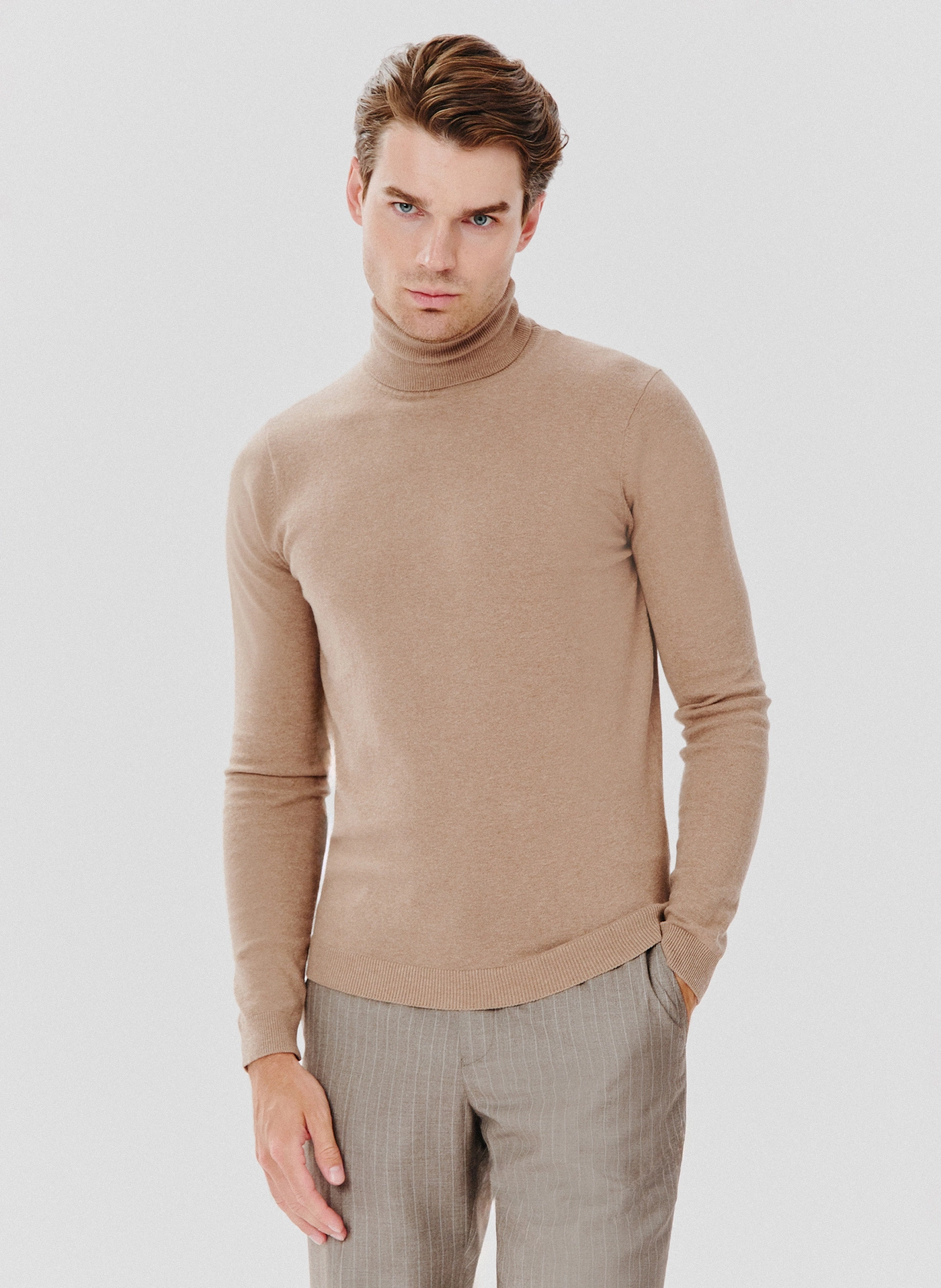 Beżowy gładki golf męski - P24WF-2X-010-E-0 - Pako Lorente.